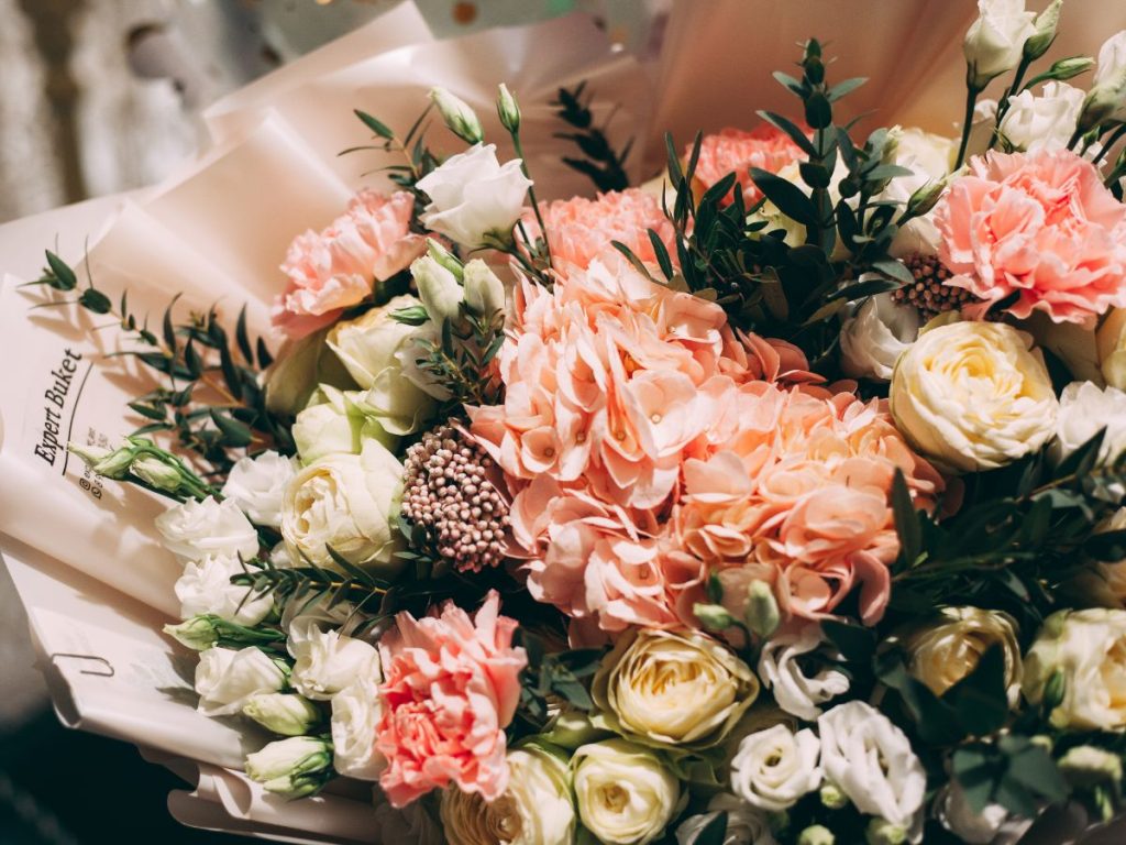 Buquê de flores: saiba como fazer e quais as melhores folhagens para ...