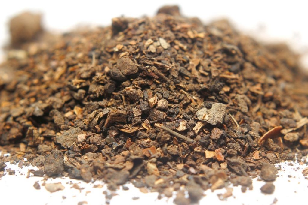 Saiba como preparar um poderoso adubo caseiro em pó