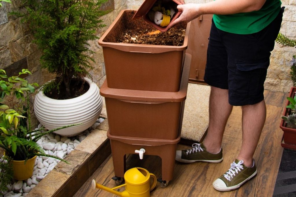 Saiba como fazer uma composteira caseira utilizando baldes