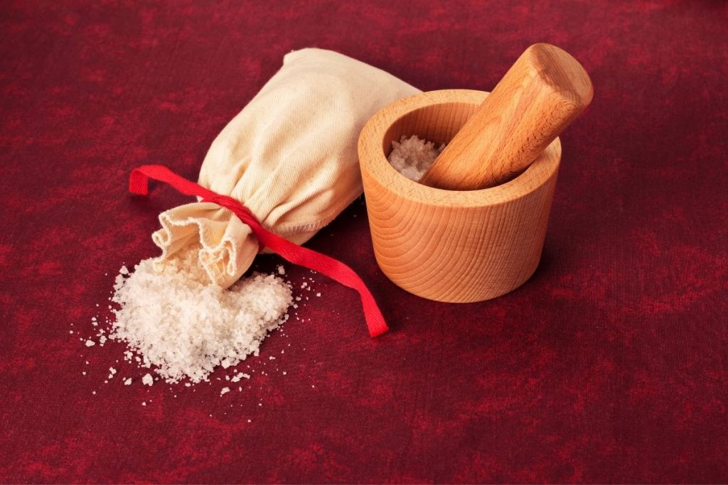Sal grosso: aprenda a usar na decoração e atrair boas energias