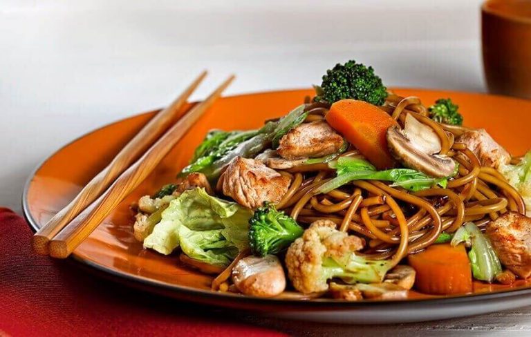 Yakissoba de frango: aprenda a preparar esse prato oriental que fica ...