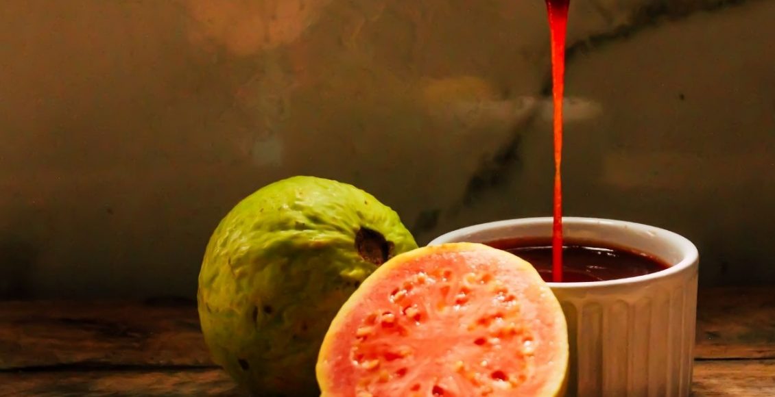 Compota de goiaba em calda; deliciosa sobremesa pra fazer em casa