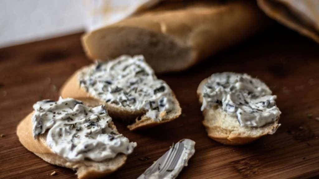 Patê de ricota com azeitona: delicioso e fica pronto em 10 minutos