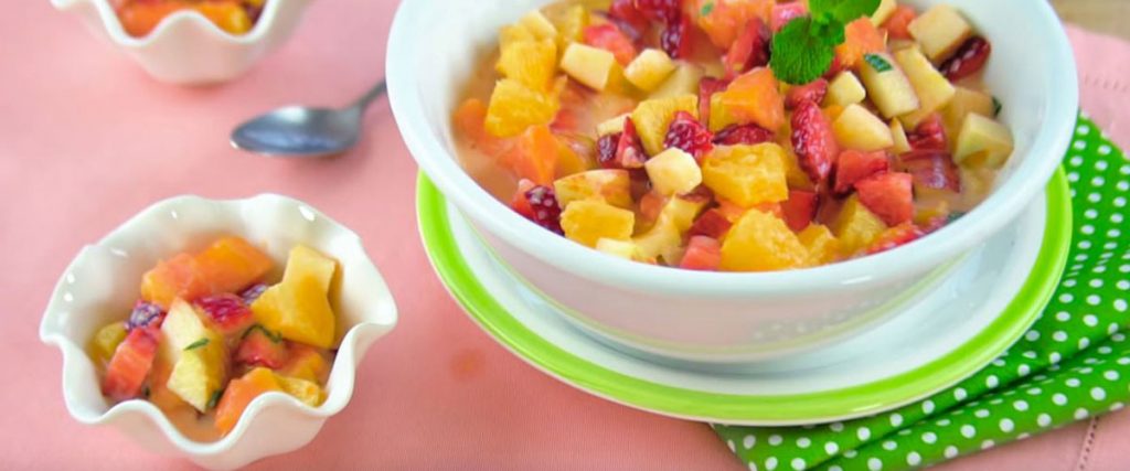Salada de frutas simples: fica pronta em 30 minutos para um café nutritivo