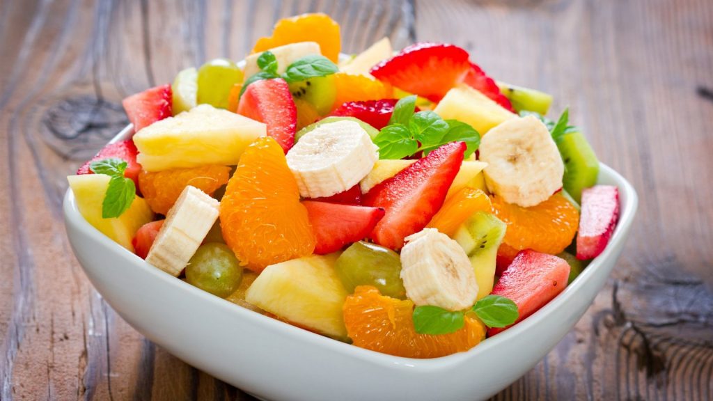 Salada de frutas simples: fica pronta em 30 minutos para um café nutritivo