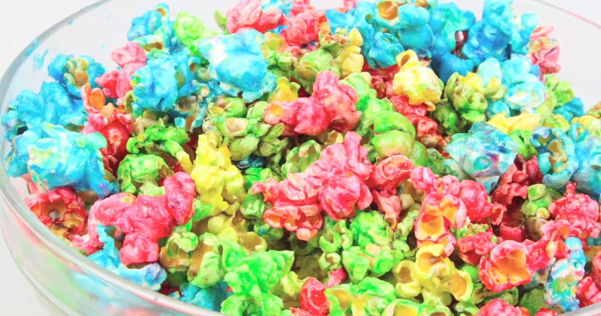 Pipoca colorida; a receita ideal para divertir a criançada hoje