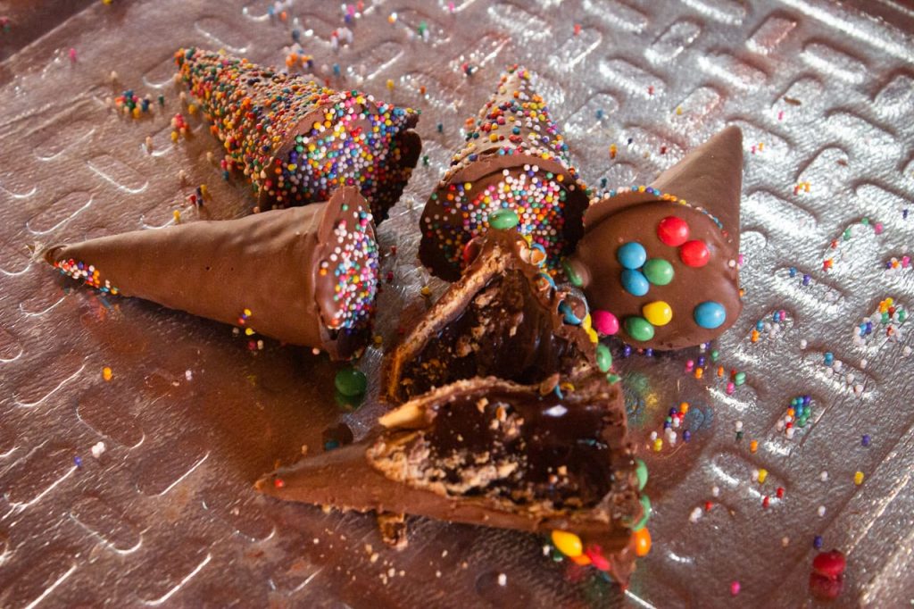 Aprenda como fazer Cone Recheado com ganache para a Páscoa - Receitas ...