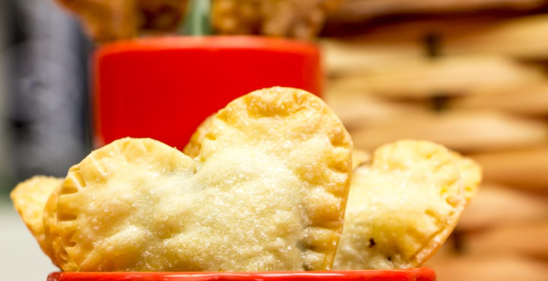 Pastel doce assado com recheio de banana e canela: sabor perfeito