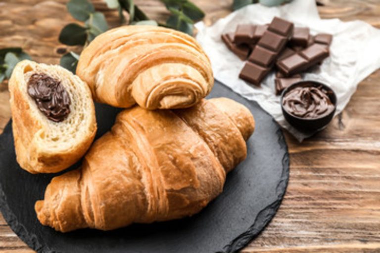 Croissant caseiro com recheio de chocolate: receita de dar água na boca