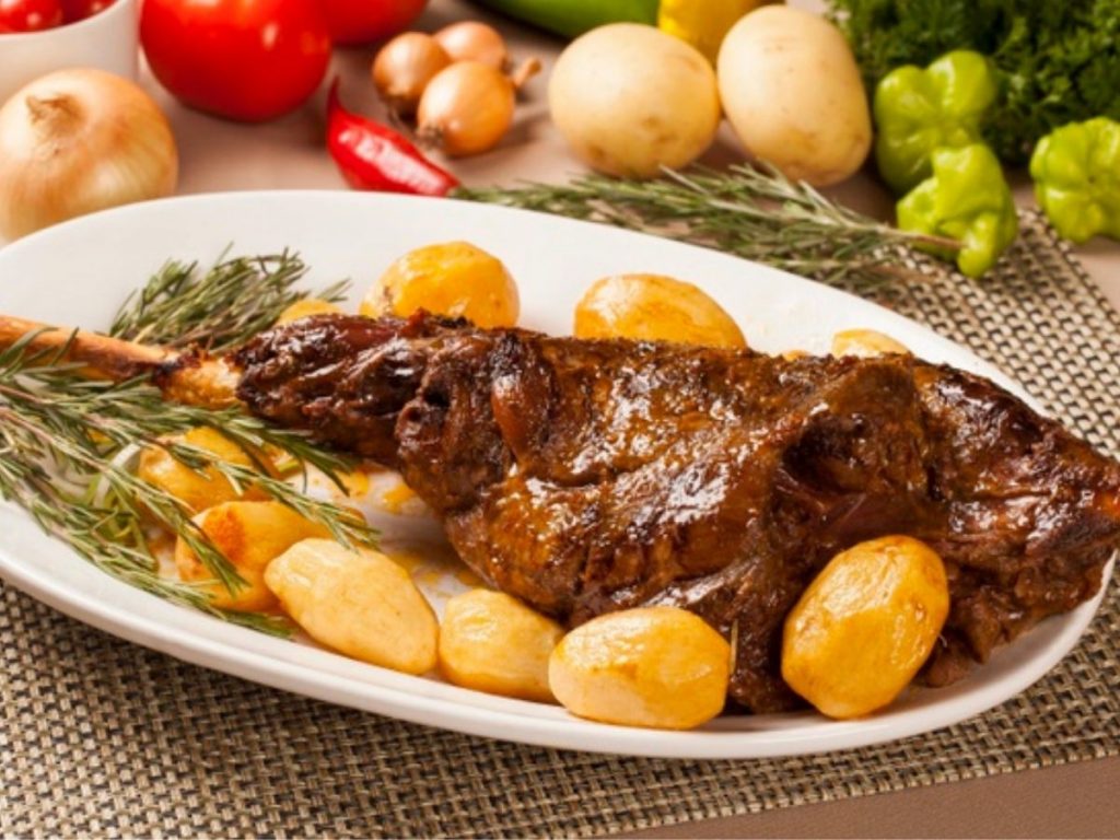Pernil assado no forno suculento; seu almoço em grande estilo ...