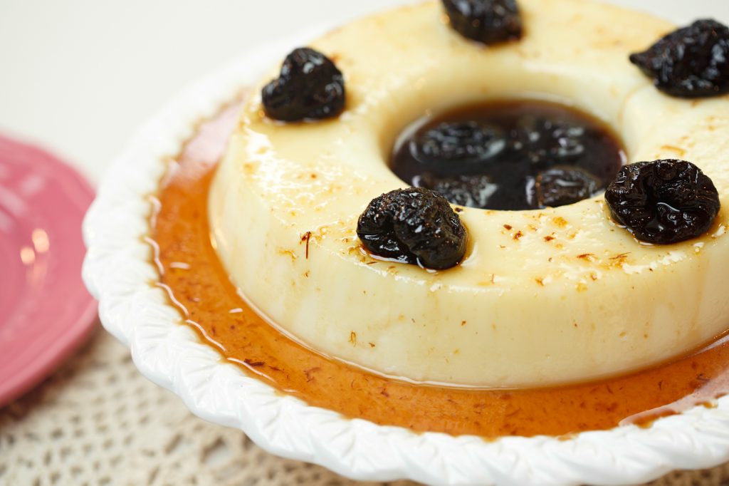 Manjar de coco com calda de ameixa: receita clássica com calda cremosa ...