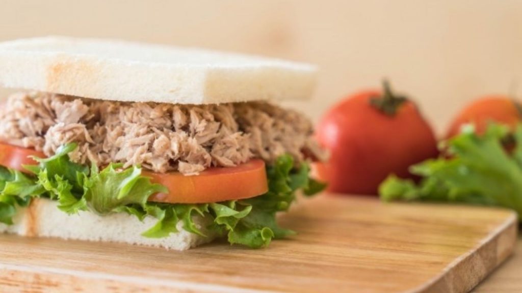 Sanduiche de pasta de atum: um lanche rápido e saboroso