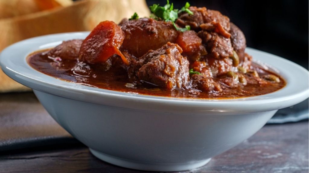 Carne cozida feita na cerveja: para aproveitar seu dia de preguiça