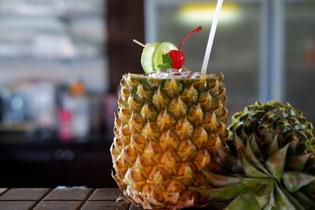 Drink alcoólico servido na fruta: saiba como fazer bebida mista diferente