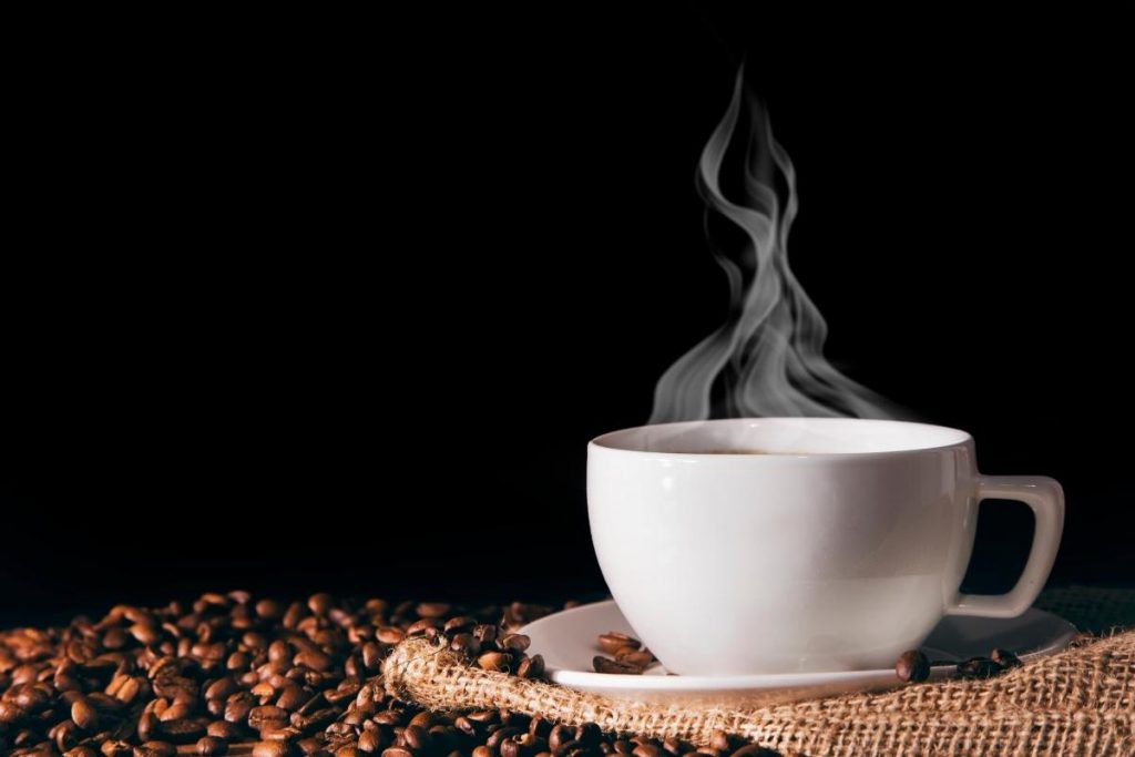 Sobrou café coado? Veja o que fazer com ele para não desperdiçar