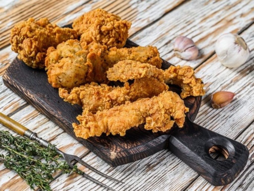 Filé de frango empanado bem crocante: o prato rende 04 porções incríveis