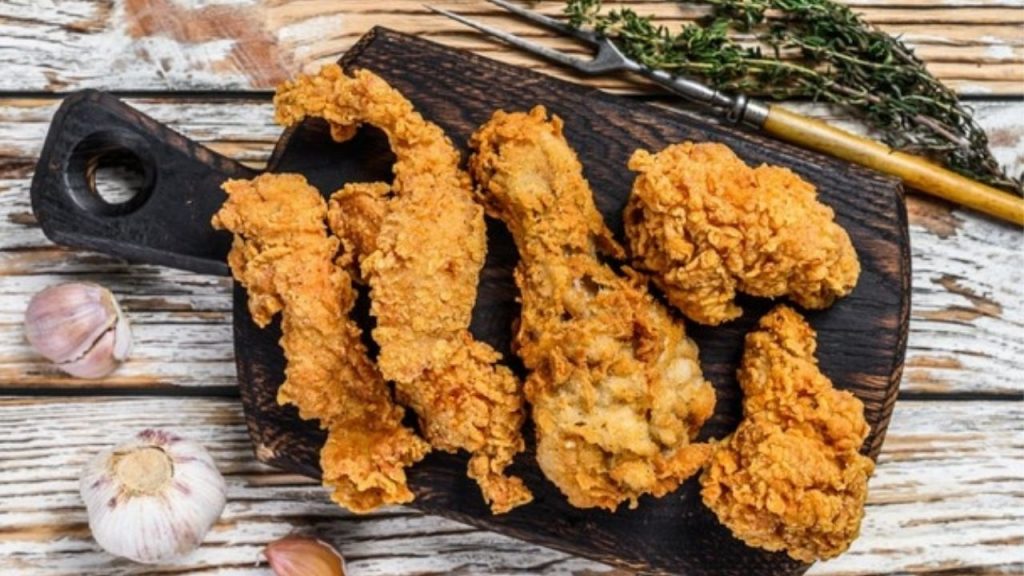 Filé de frango empanado bem crocante: o prato rende 04 porções incríveis