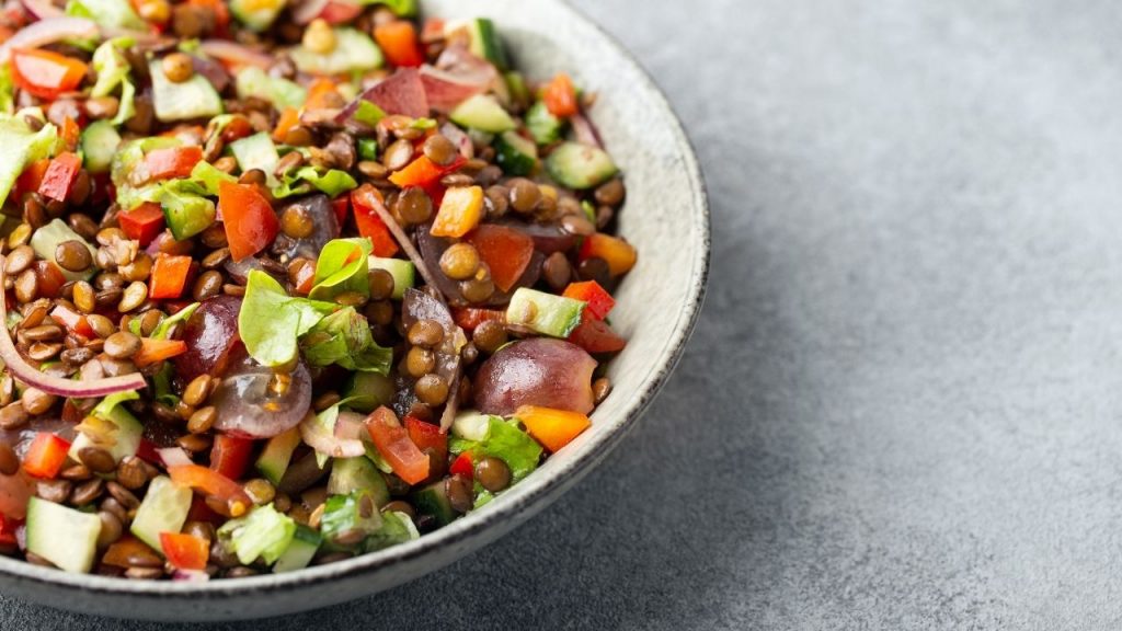 Salada de lentilhas: saborosa e nutritiva, faça em poucos minutos