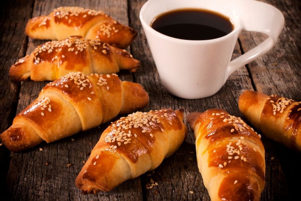 Croissaint recheado para um café da manhã no estilo francês