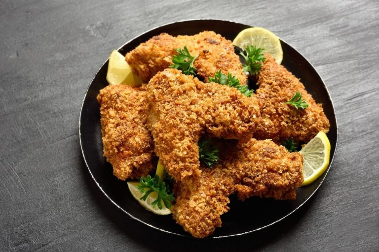 Frango à milanesa, crocante por fora e temperada e macia por dentro