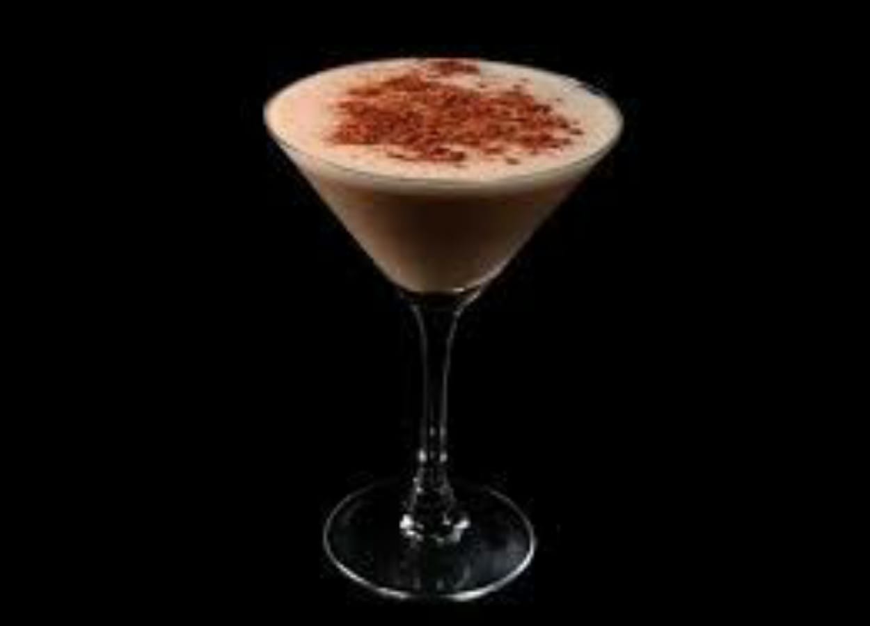 Drink Alexander: conheça a história desse coquetel chique e aprenda a ...