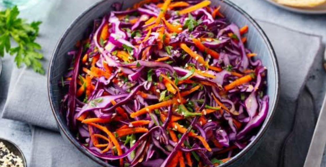 Salada colorida com repolho cru, prática e deliciosa; confira a receita ...