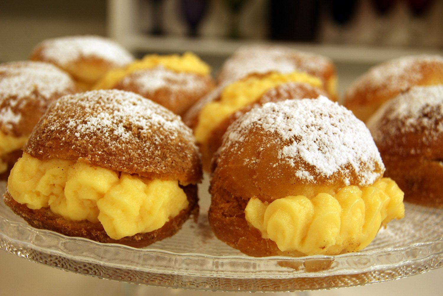 Sonho tradicional com recheio; uma delícia de receita