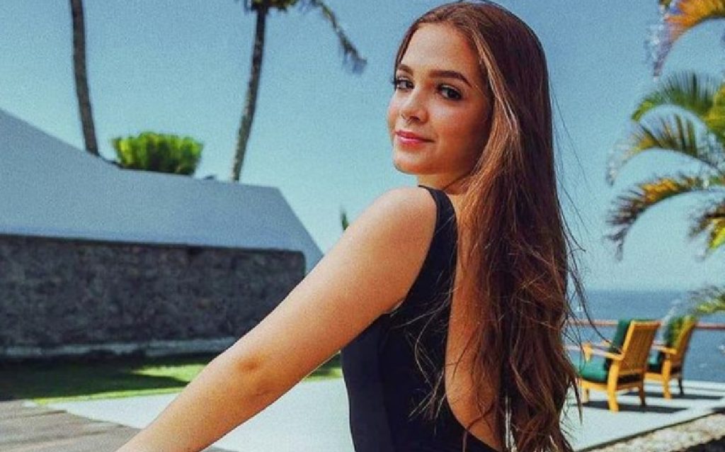 Mel Maia surge de maiô fio dental e quebra a web com pose inusitada